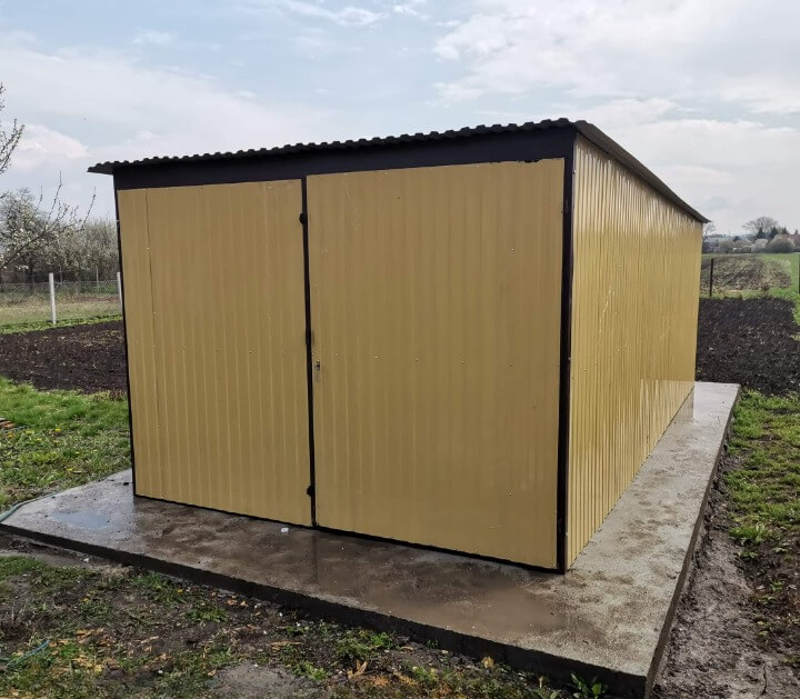 Garaj metalic 3m x 5m - RAL1002 cu panta în spate - Garajedintabla.ro